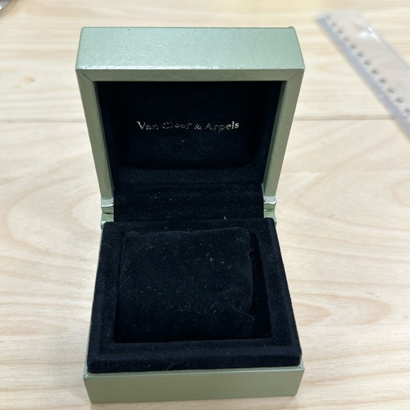 Van Cleef & Arpels | Jewelry | Van Cleef Arpel Sweet Bracelet Box ...